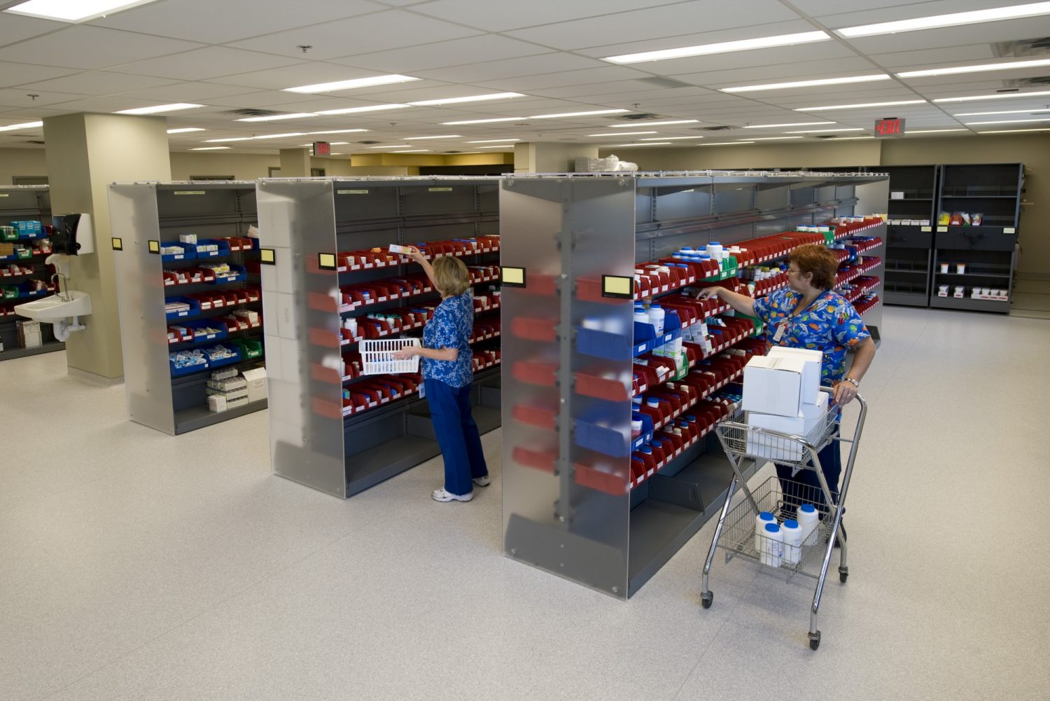 SYSTEMCENTER - Hospital storage systems and shelving