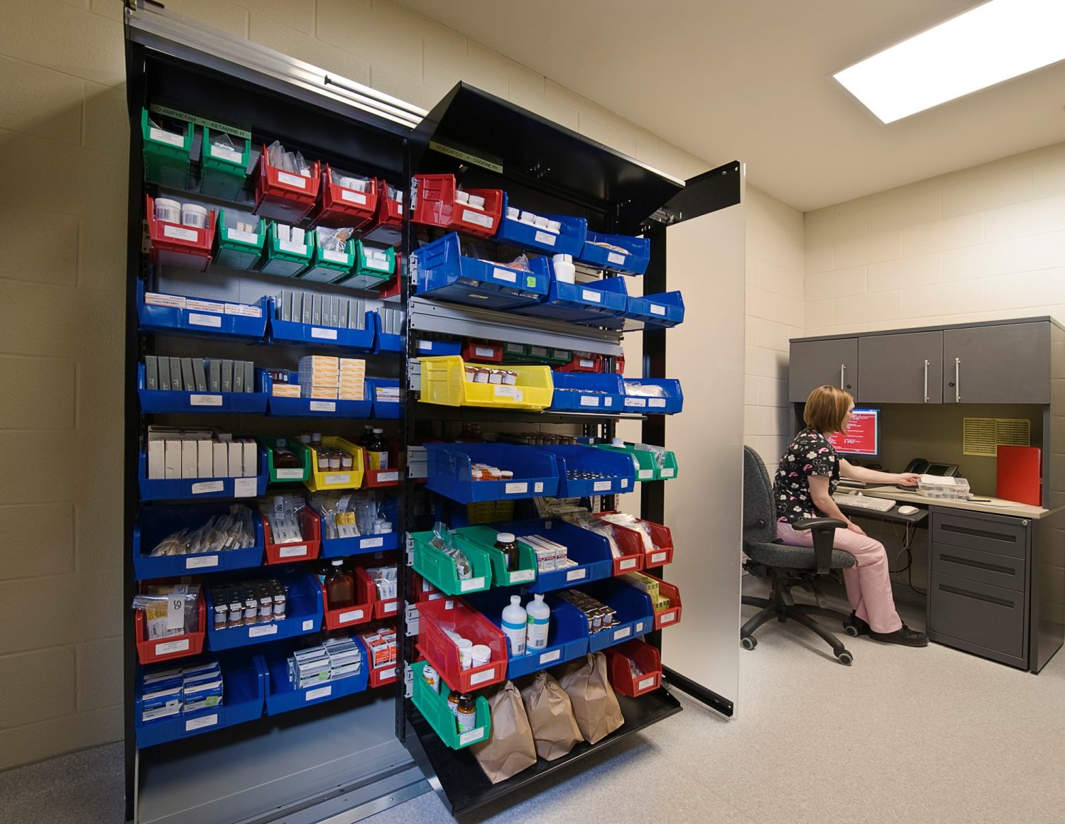 SYSTEMCENTER - Hospital shelving and storage systems